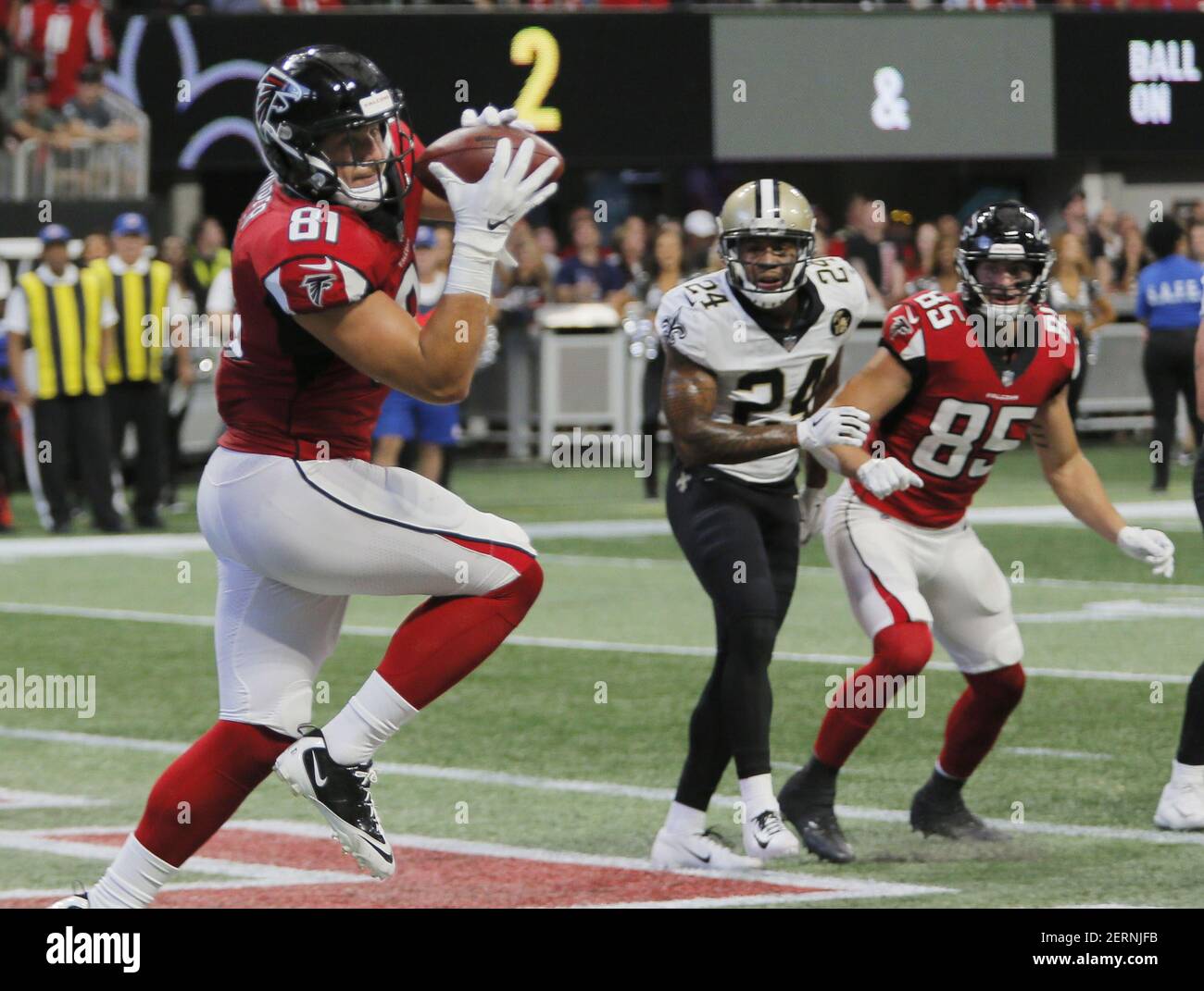 Atlanta Falcons tight end Austin Hooper (81) catches a two-point ...