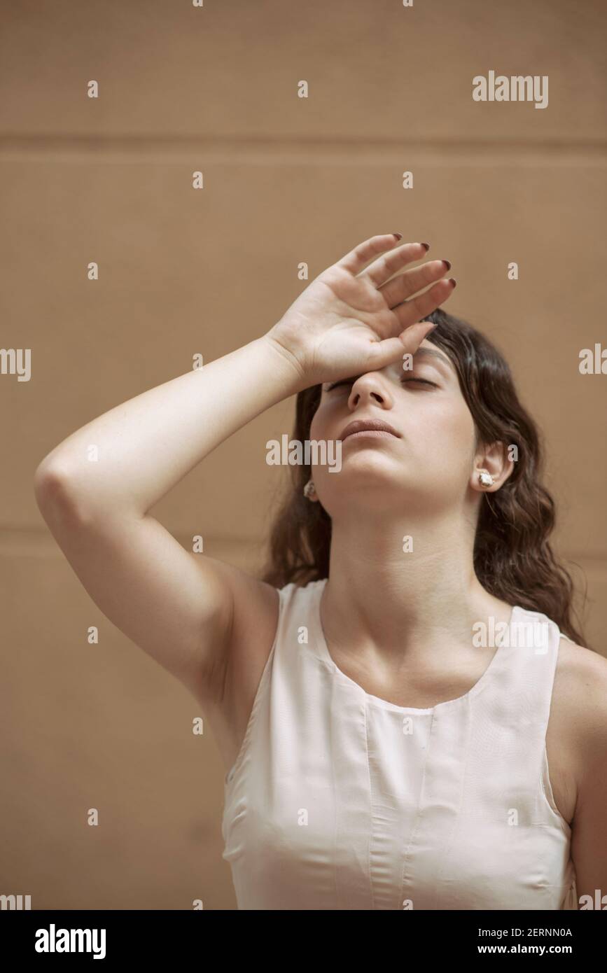 Woman in pain on head Stock Photo - Alamy