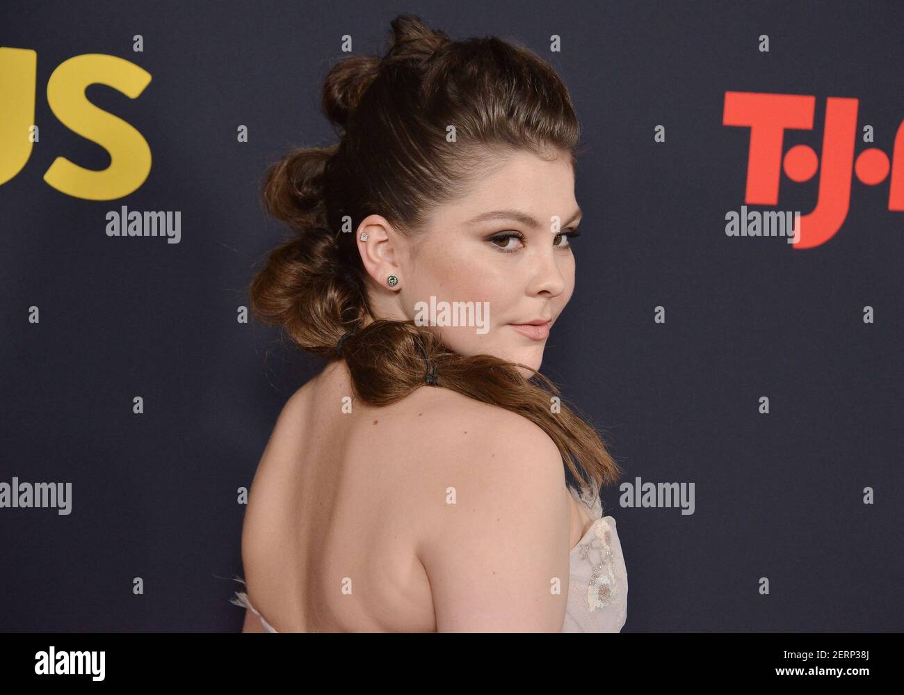 Hannah Zeile Arrives At Nbcs This Is Us Season 3 Premiere Screening Held At The Paramount