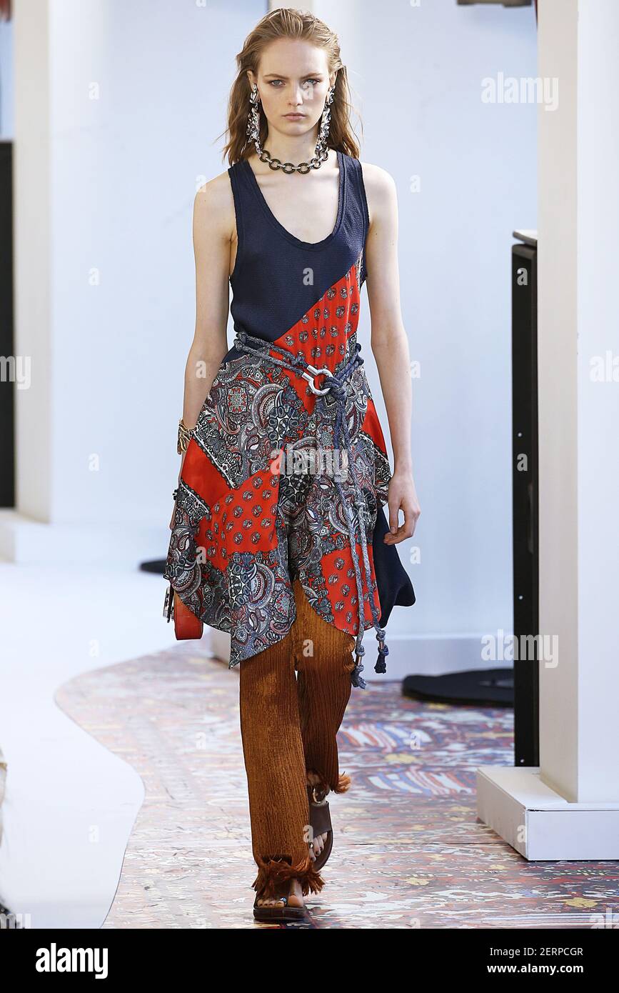 Model Fran Summers walks on the runway during the Chloé Fashion Show ...