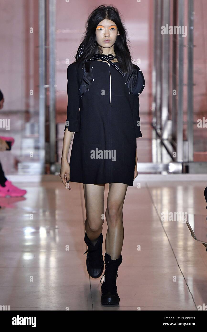 Looks Like Song Hye-kyo walks on the runway during the Courreges ...