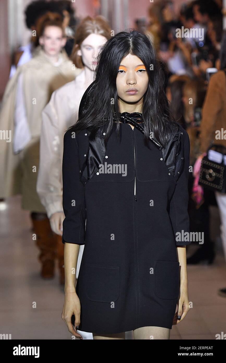Looks Like Song Hye-kyo walks on the runway during the Courreges ...