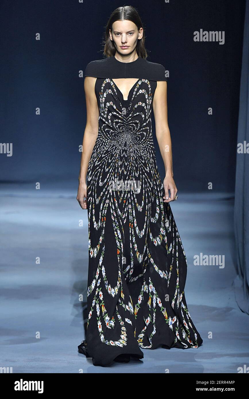 Model Amanda Murphy walks on the runway during the Givenchy Fashion ...