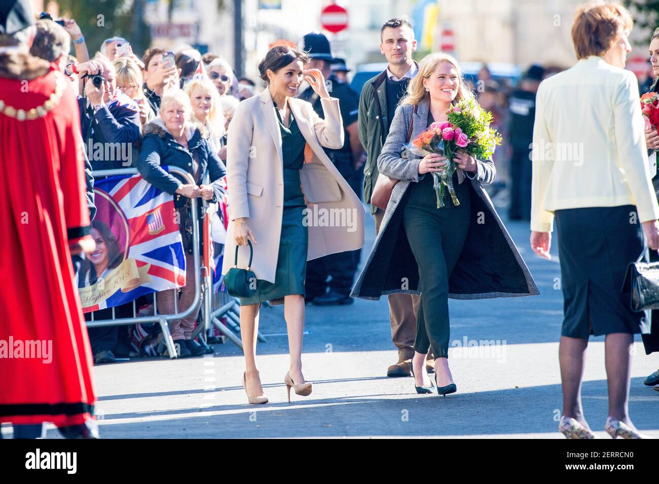 Prince Harry and meghan markle, Duke and Duchess of Sussex greet public ...
