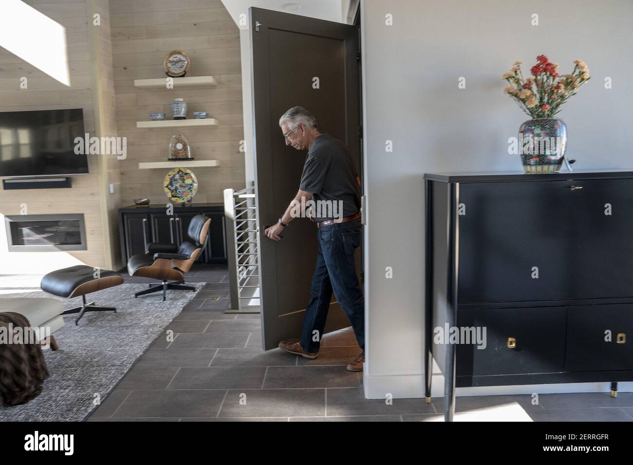 Phil Angelides enters an elevator on the main level leading into the ...