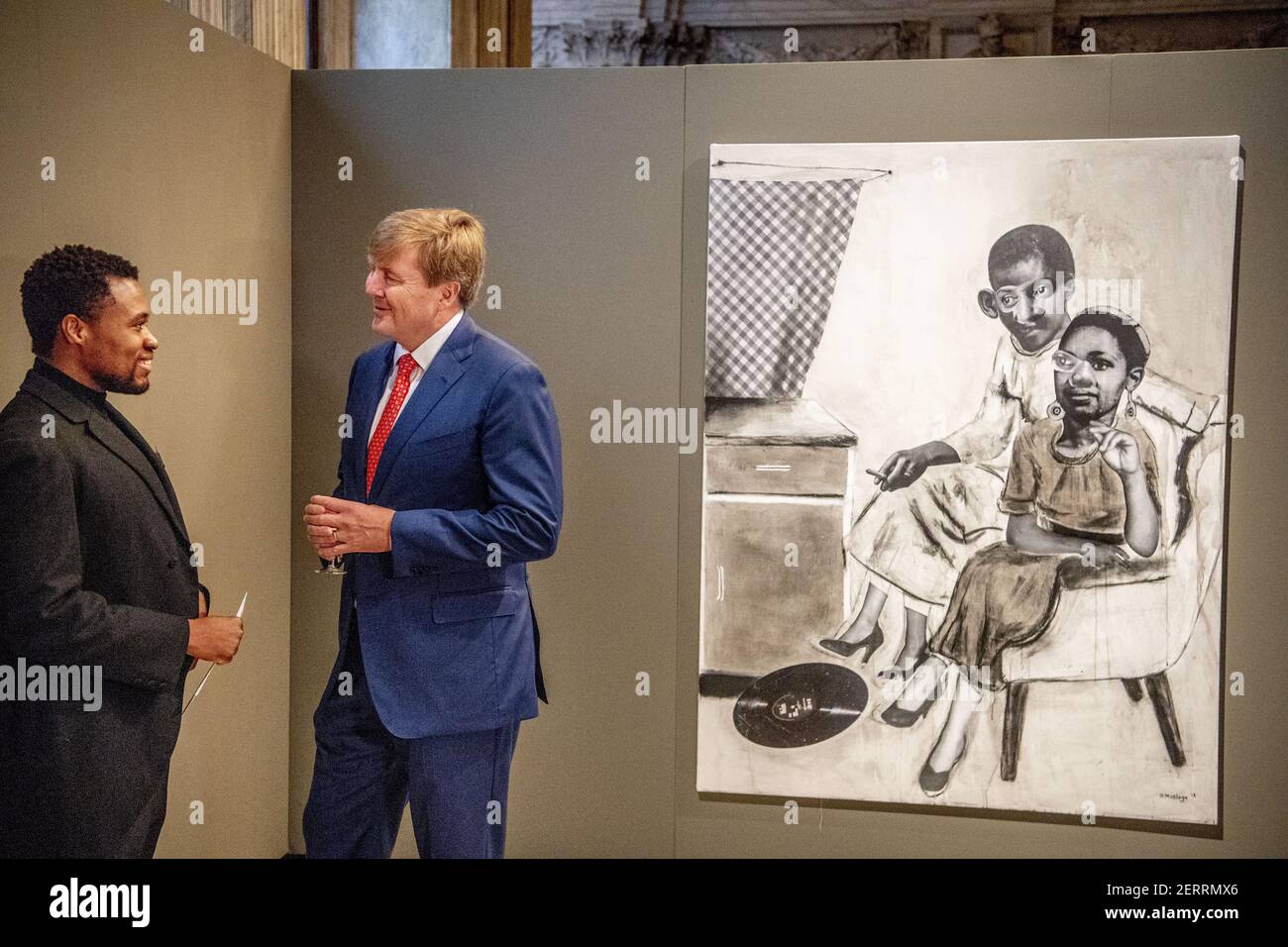 AMSTERDAM - King Willem-Alexander with artist Neo Matloga. King Willem ...