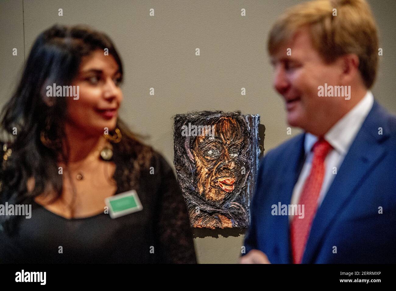 AMSTERDAM - King Willem-Alexander with artist Raquel van Haver. King ...