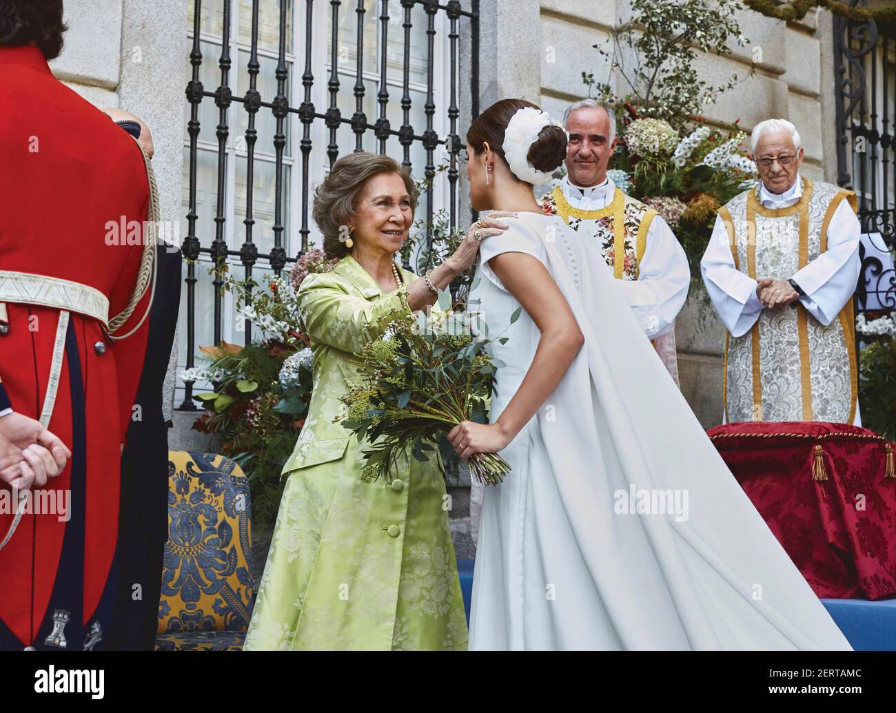 08-10-2018 Alba The bride Sofia Palazuelo (C-R) chats with Spain's ...