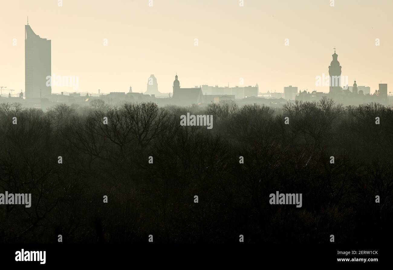 22 February 2021, Saxony, Leipzig: Sand from the Sahara colors the sky ...