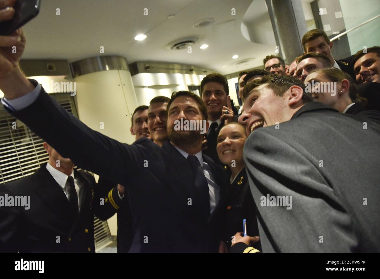 WASHINGTON DC - OCT 15: Actor Gerard Butler pose for photos with Naval ...