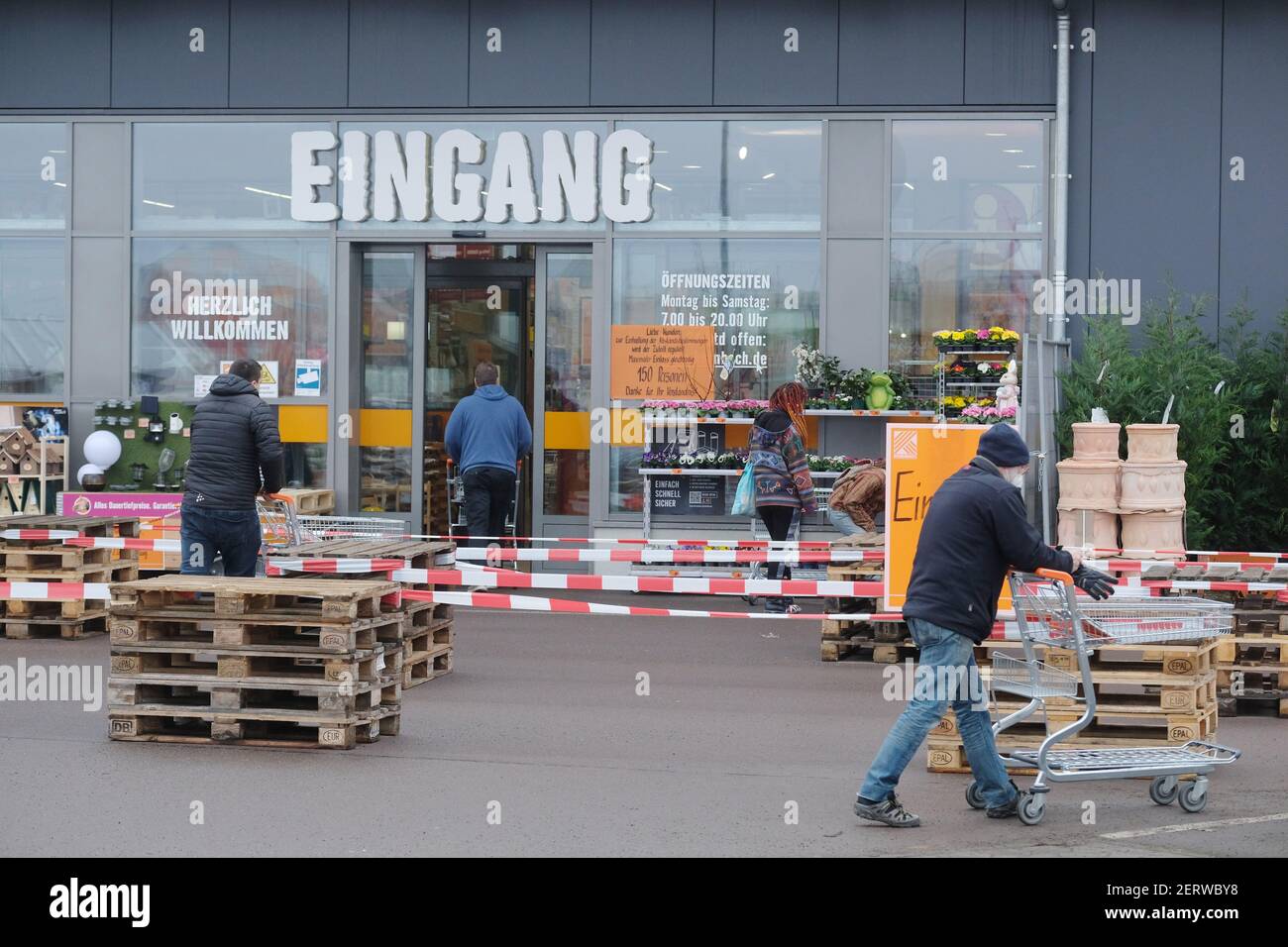 Diy store entrance open hi-res stock photography and images - Alamy