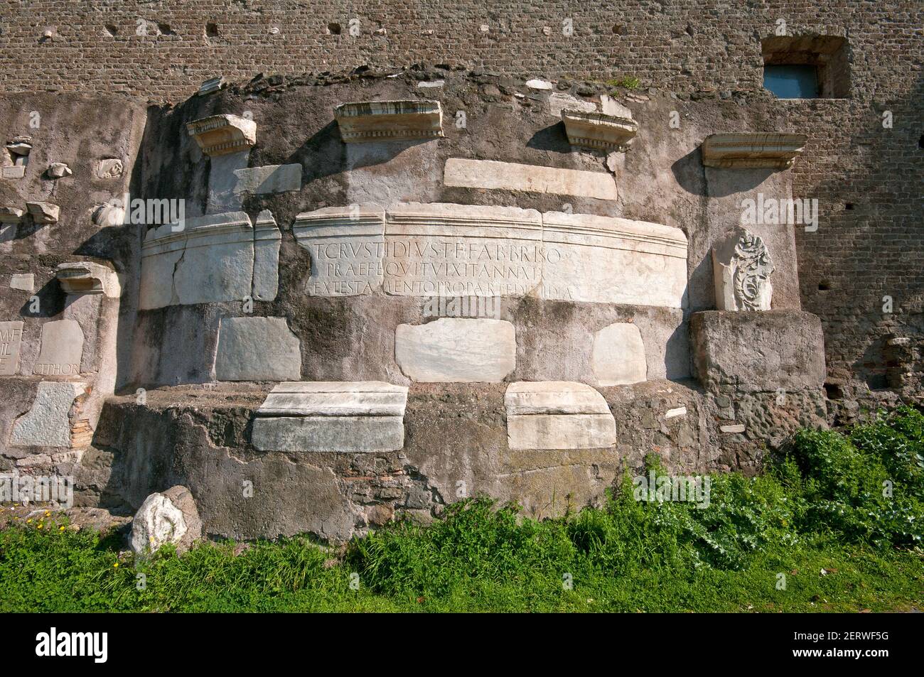Facade inscription history hi-res stock photography and images - Alamy