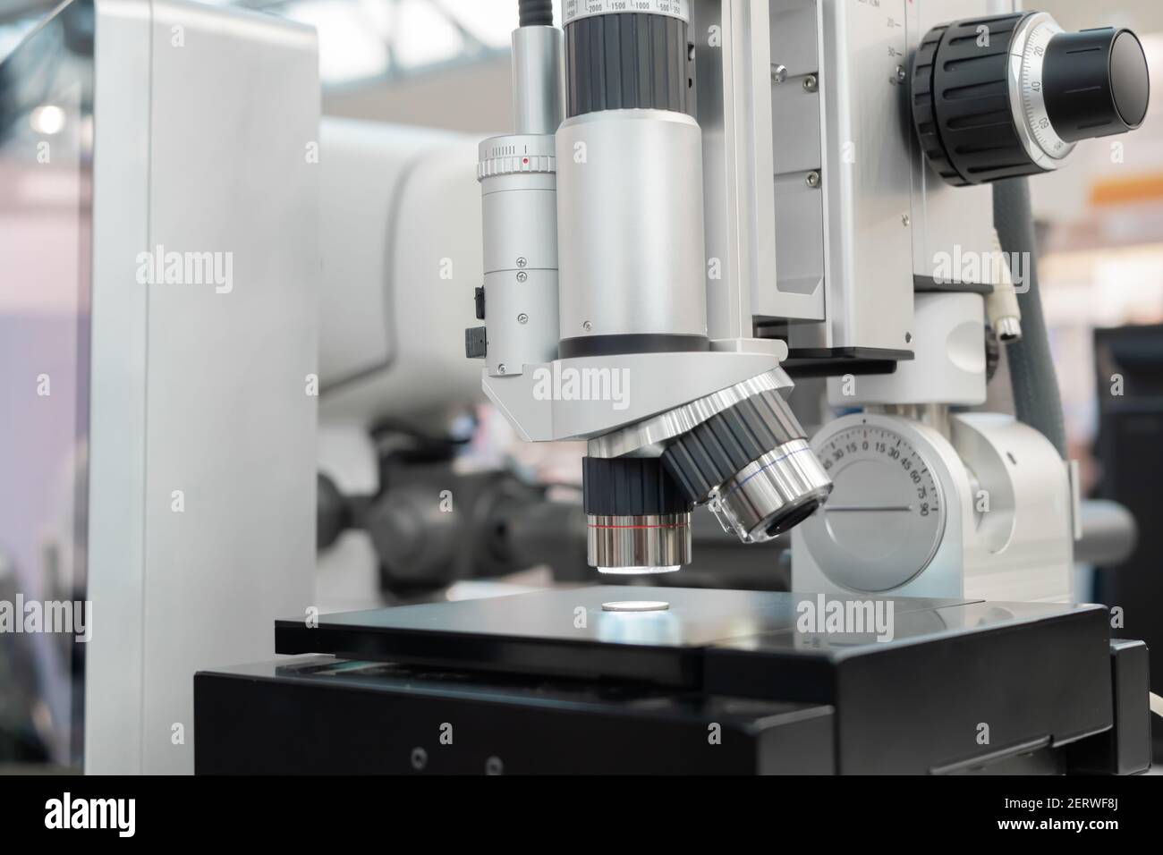 Grey microscope hi-res stock photography and images - Alamy