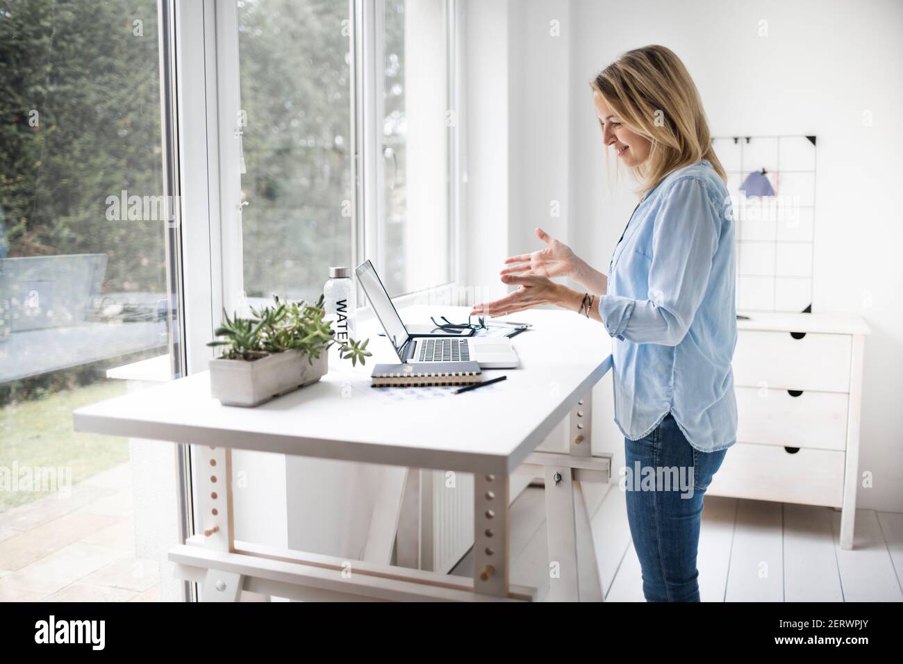 Standing desk office ergonomics hi-res stock photography and images - Alamy