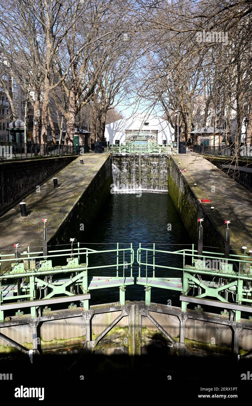 Canal Saint Martin bridge and locks Stock Photo - Alamy