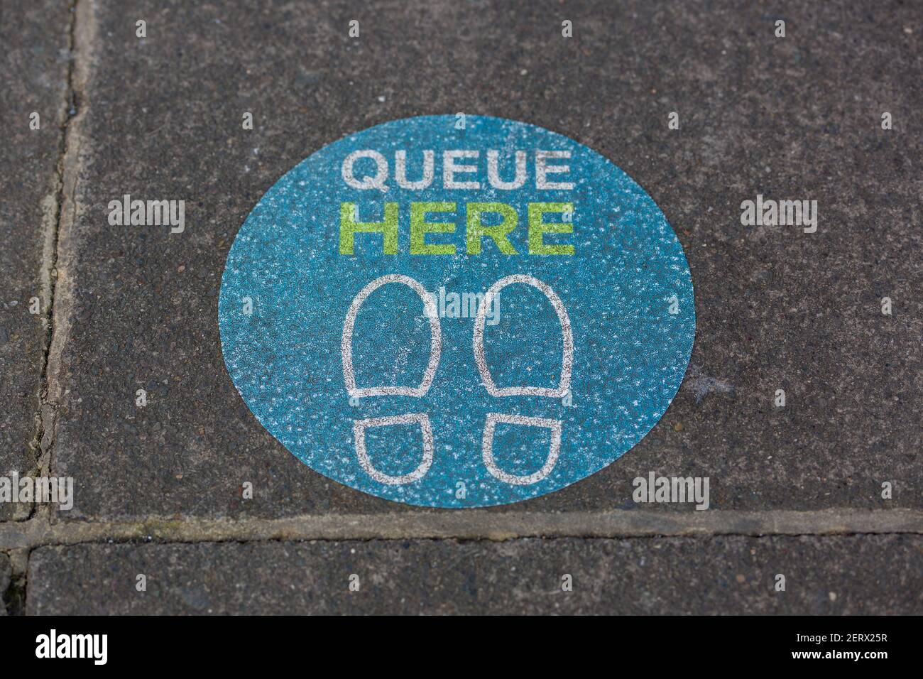 Queue sign hi-res stock photography and images - Alamy