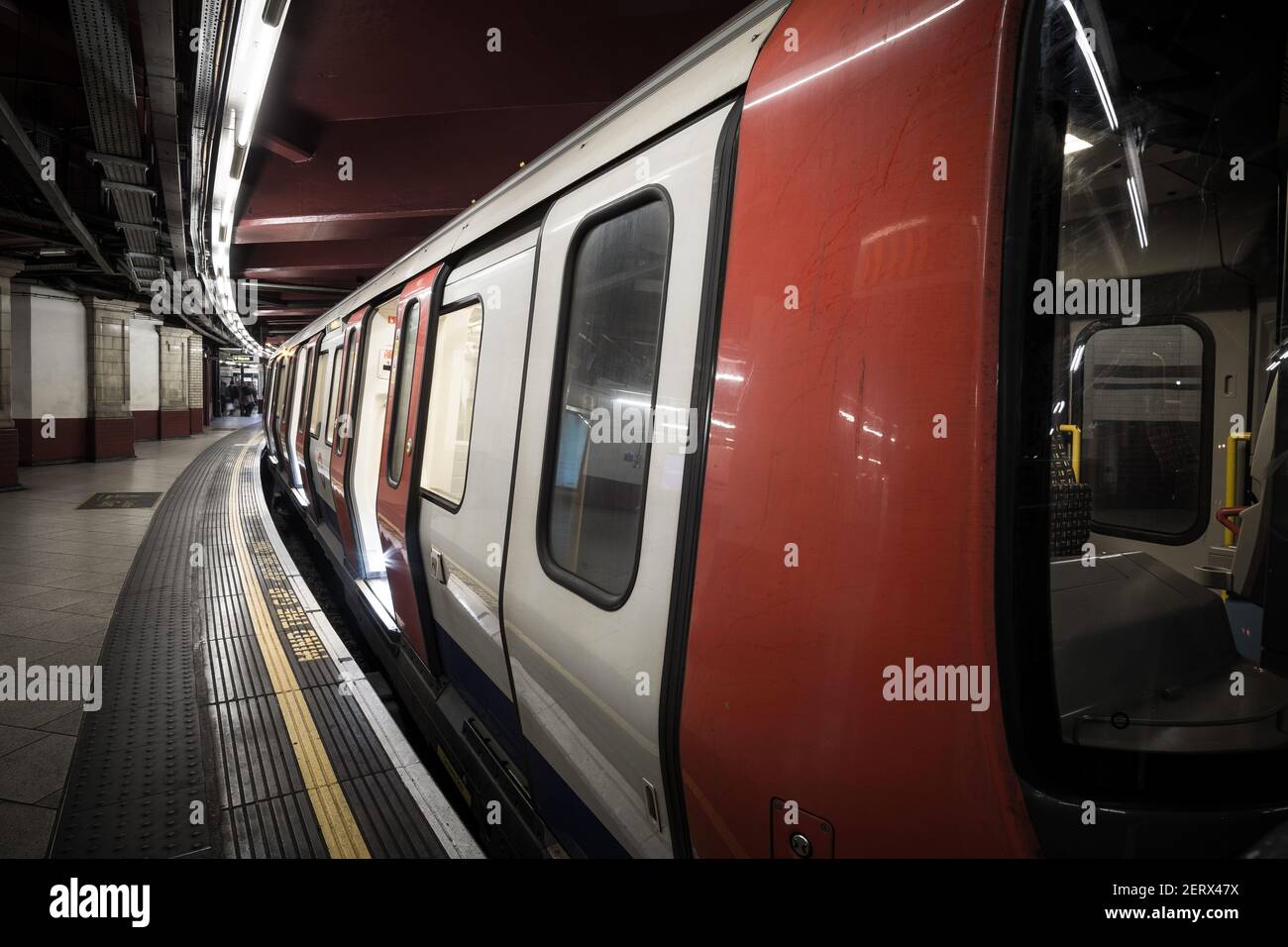 Curved platform hi-res stock photography and images - Alamy