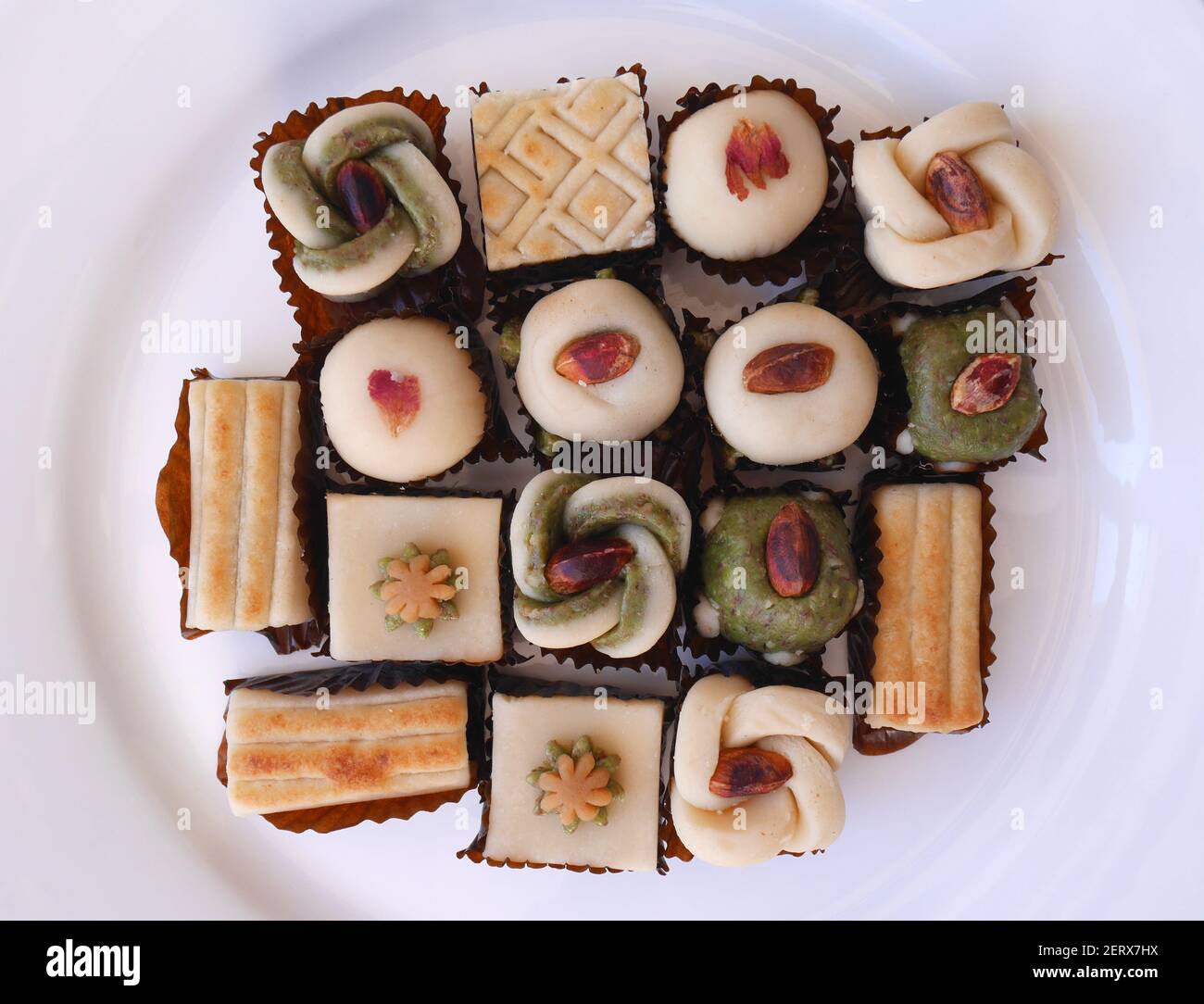 Middle eastern sweets hi-res stock photography and images - Alamy