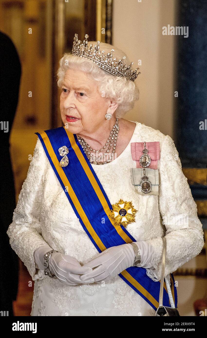 Queen Elizabeth pose for the state banquet at Buckingham palace in ...