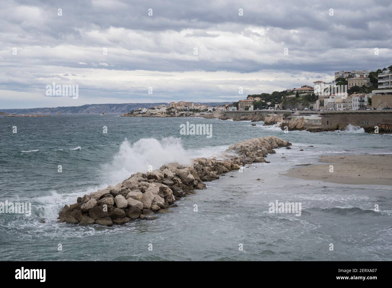 Sea water rushes against the cliff Stock Photo - Alamy