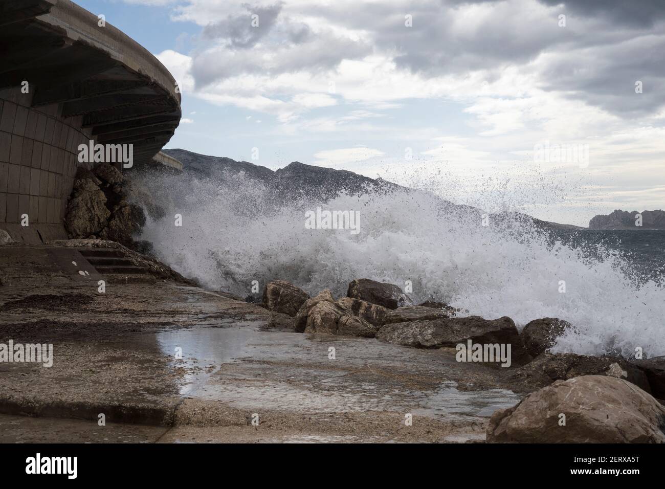 Coast cliff salt water hi-res stock photography and images - Alamy