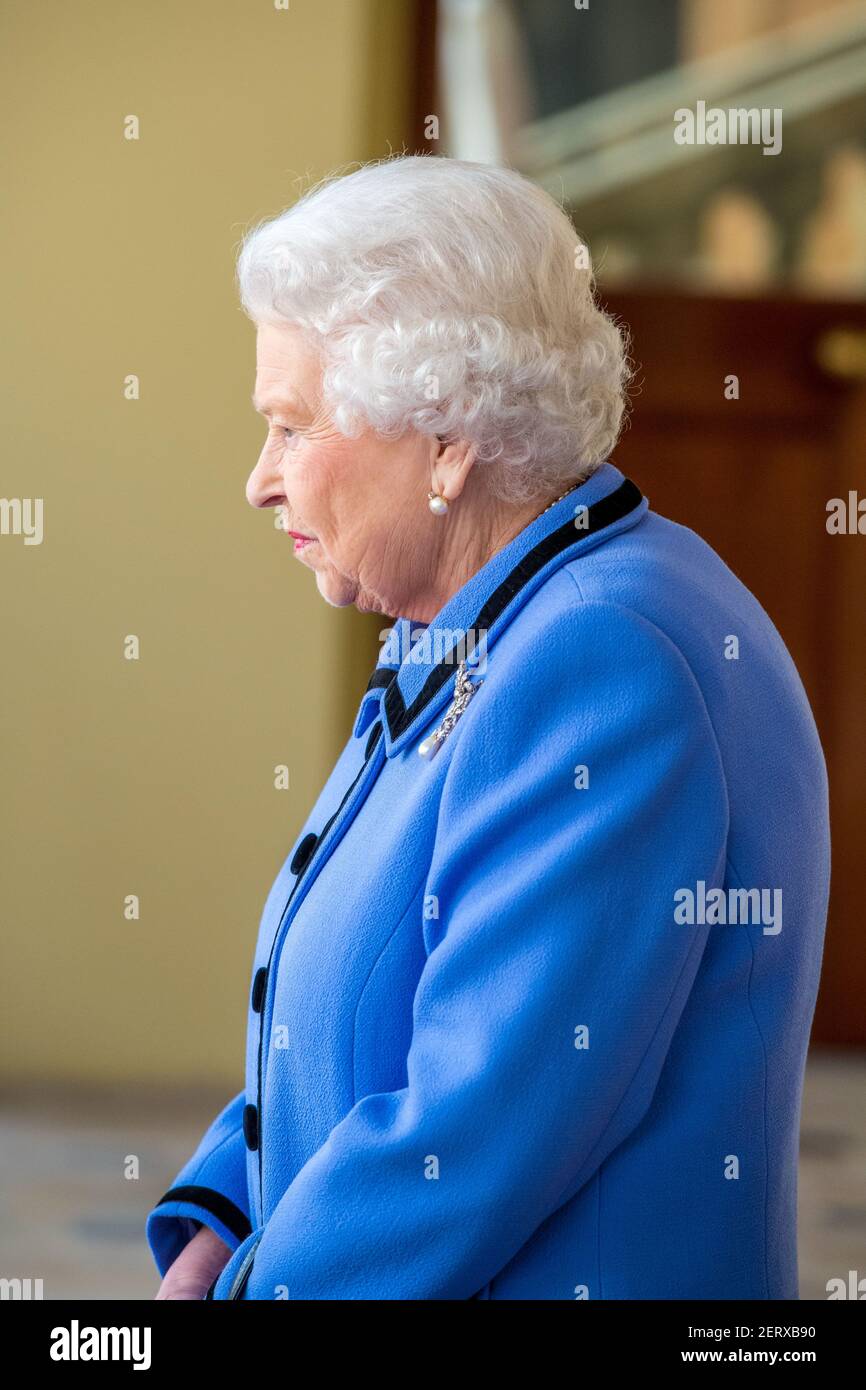 Queen Elizabeth II says goodbye to King Willem-Alexander and Queen ...