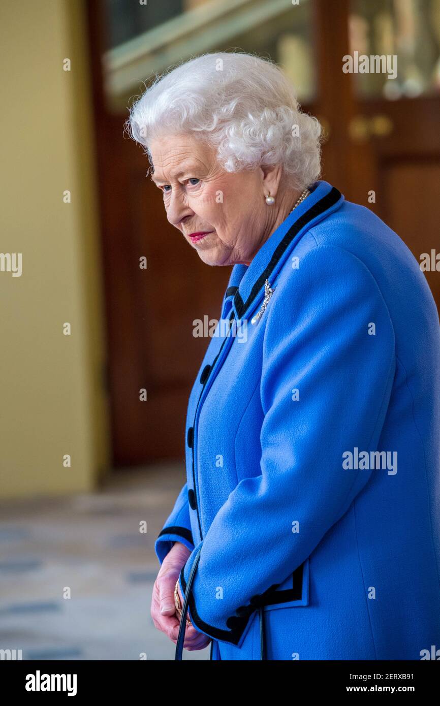 Queen Elizabeth II says goodbye to King Willem-Alexander and Queen ...