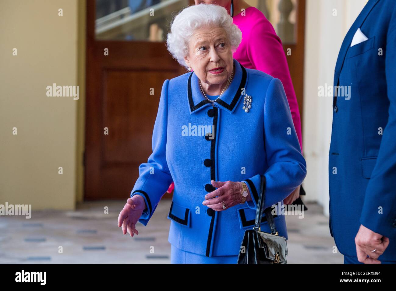 Queen Elizabeth II says goodbye to King Willem-Alexander and Queen ...