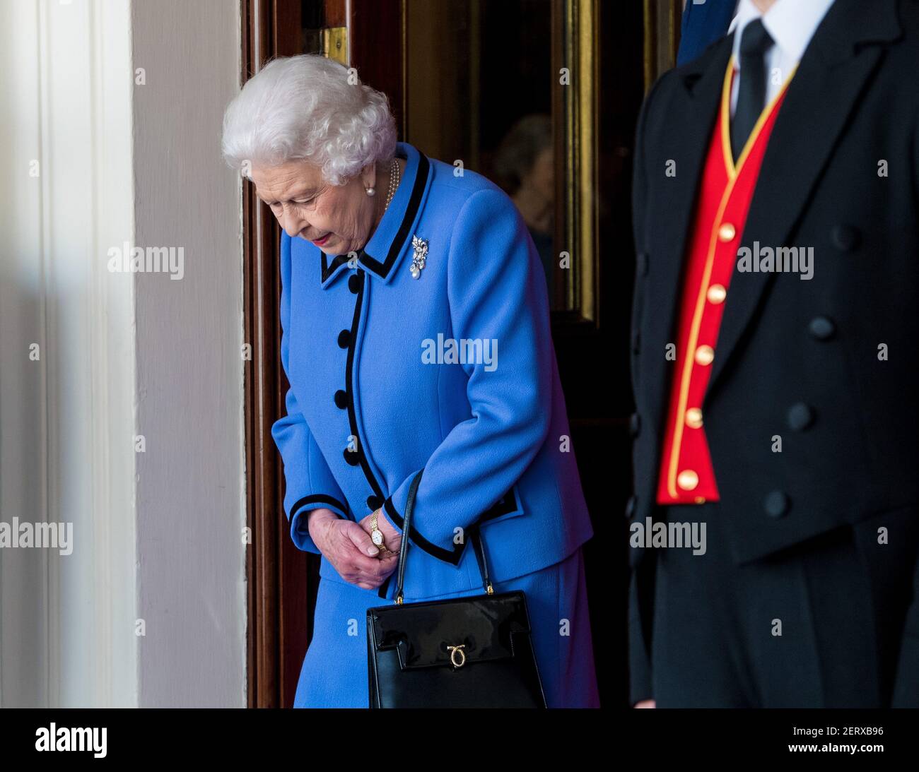 Queen Elizabeth II says goodbye to King Willem-Alexander and Queen ...