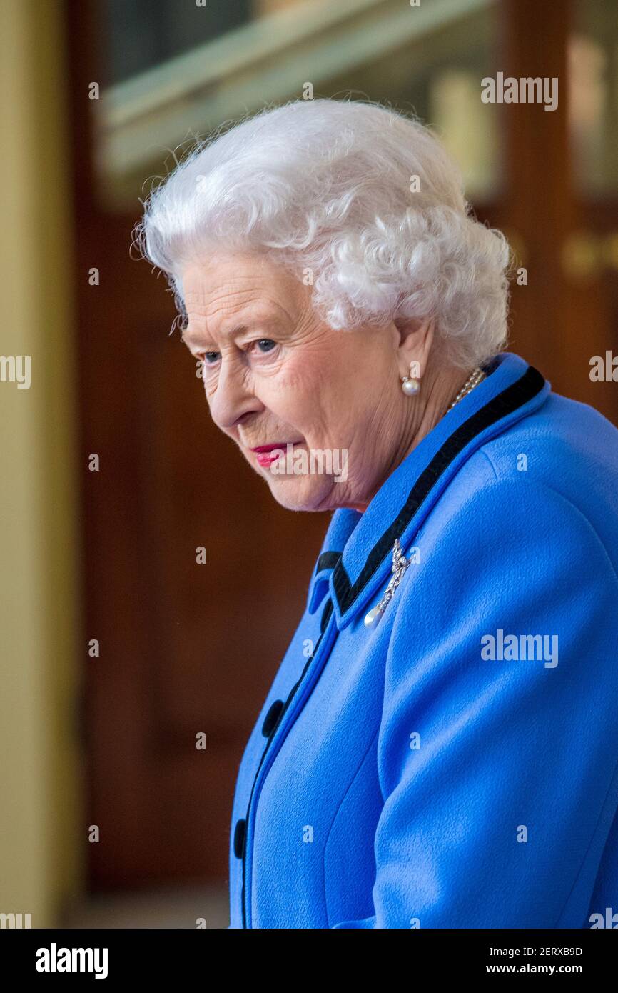Queen Elizabeth II says goodbye to King Willem-Alexander and Queen ...