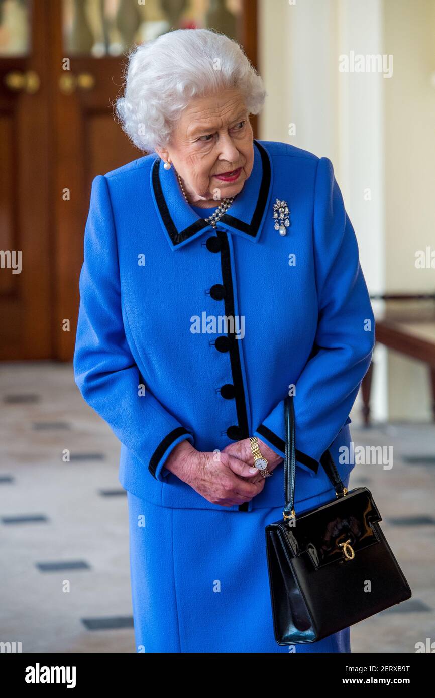 Queen Elizabeth II says goodbye to King Willem-Alexander and Queen ...