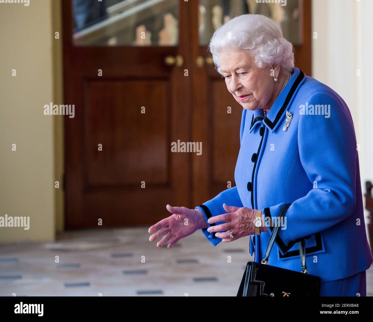 Queen Elizabeth II says goodbye to King Willem-Alexander and Queen ...