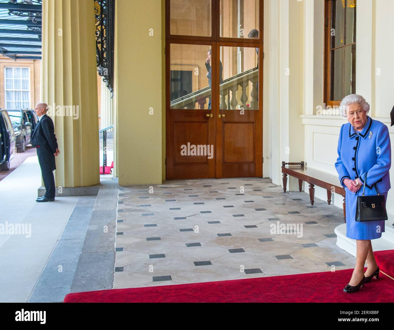 Queen Elizabeth II says goodbye to King Willem-Alexander and Queen ...