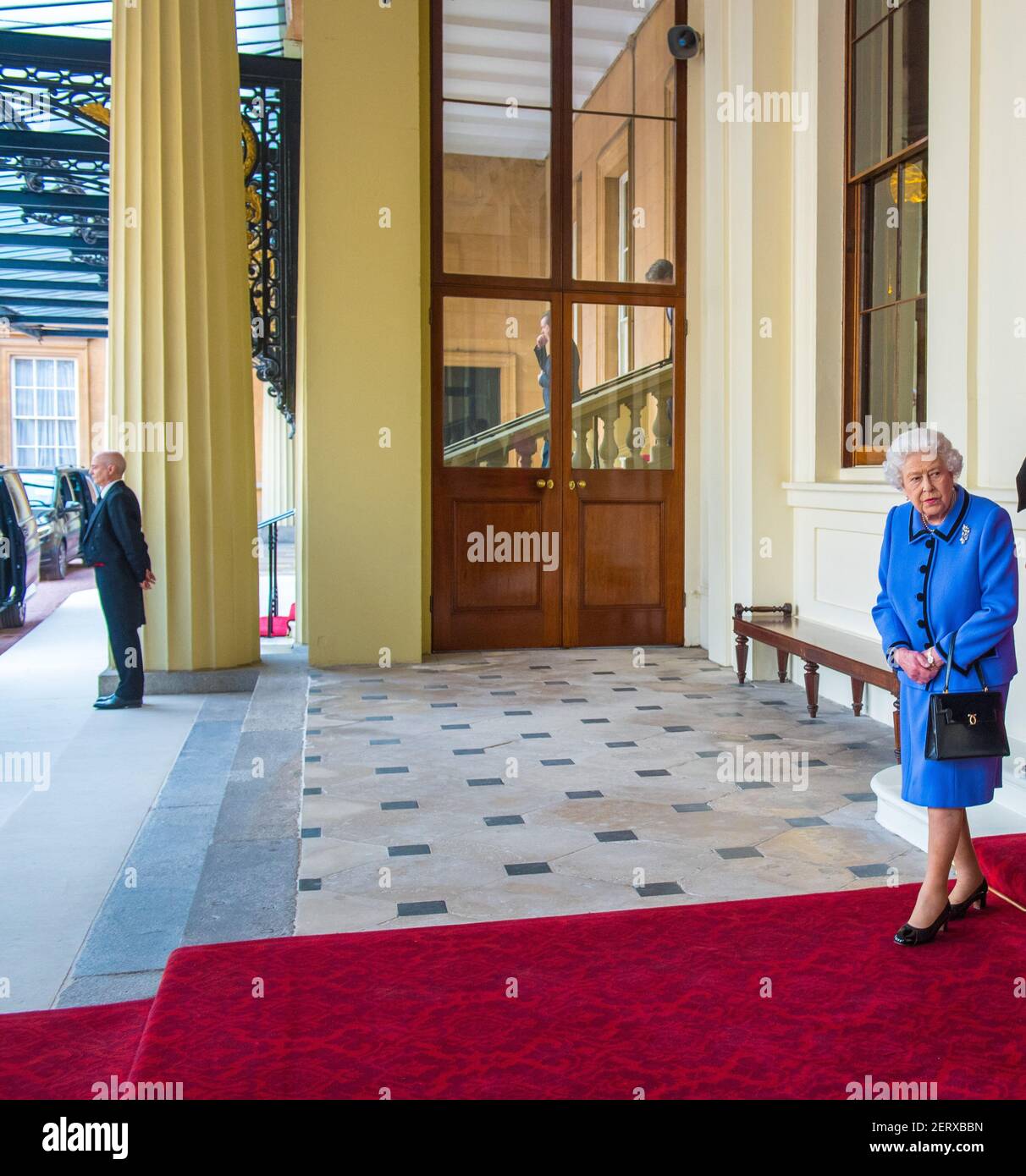 Queen Elizabeth II says goodbye to King Willem-Alexander and Queen ...