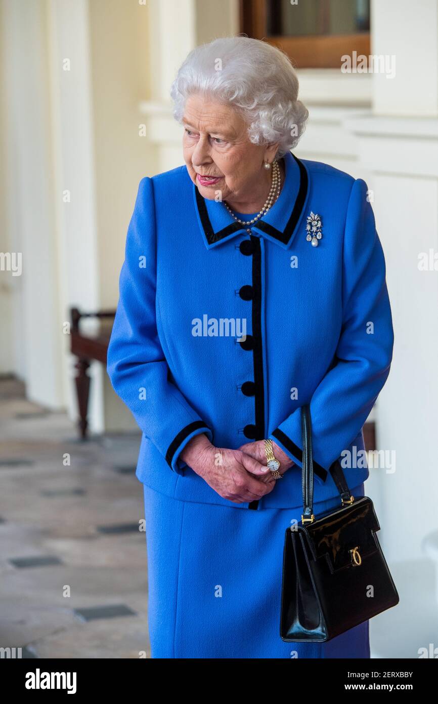 Queen Elizabeth II says goodbye to King Willem-Alexander and Queen ...