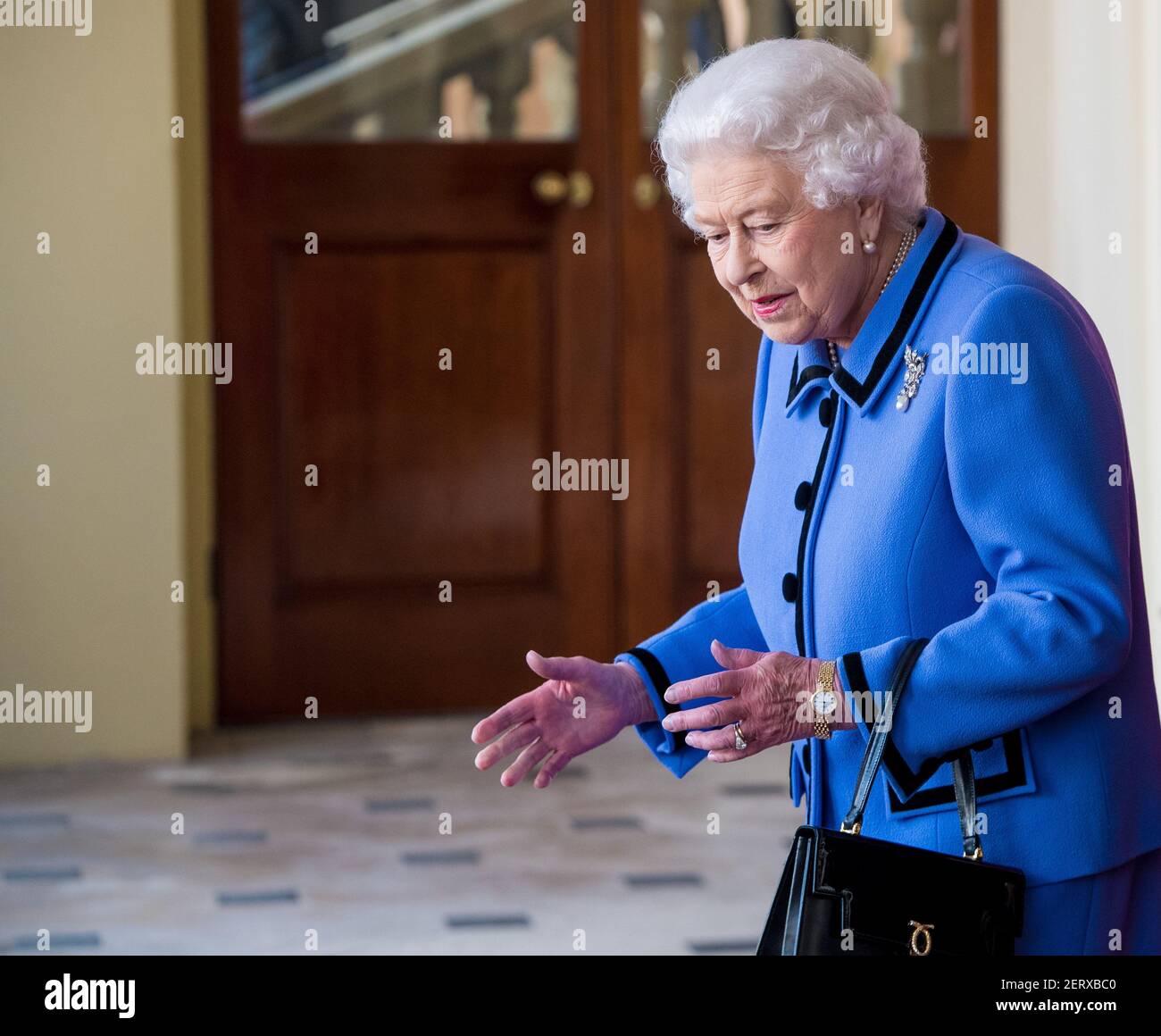 Queen Elizabeth II says goodbye to King Willem-Alexander and Queen ...