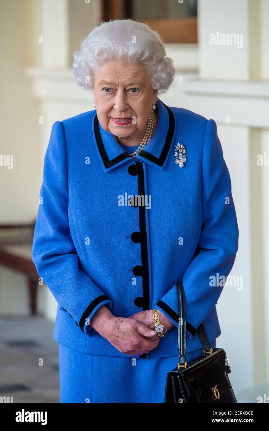 Queen Elizabeth II says goodbye to King Willem-Alexander and Queen ...