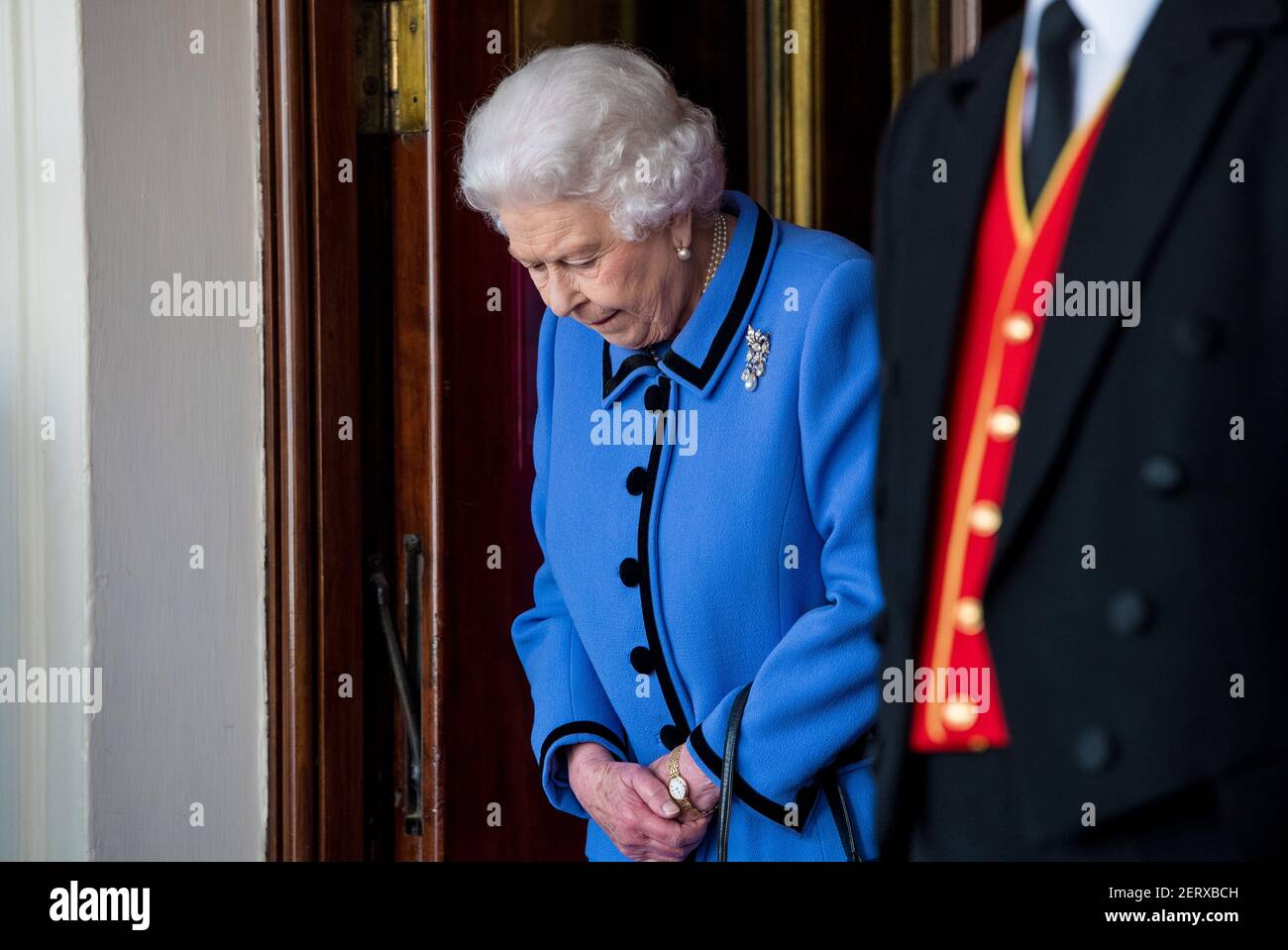 Queen Elizabeth II says goodbye to King Willem-Alexander and Queen ...