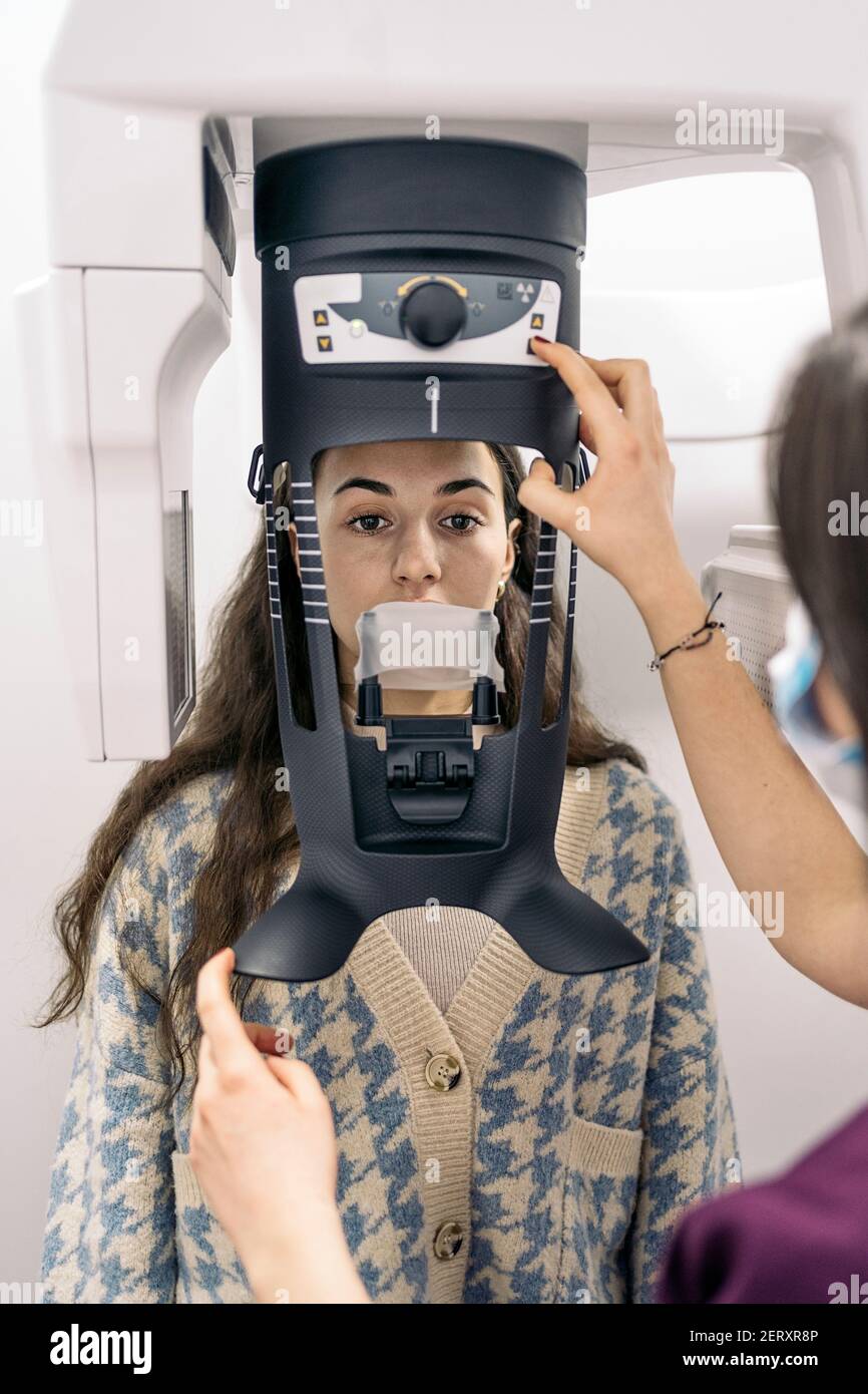 Hospital working patient xray hi-res stock photography and images - Alamy