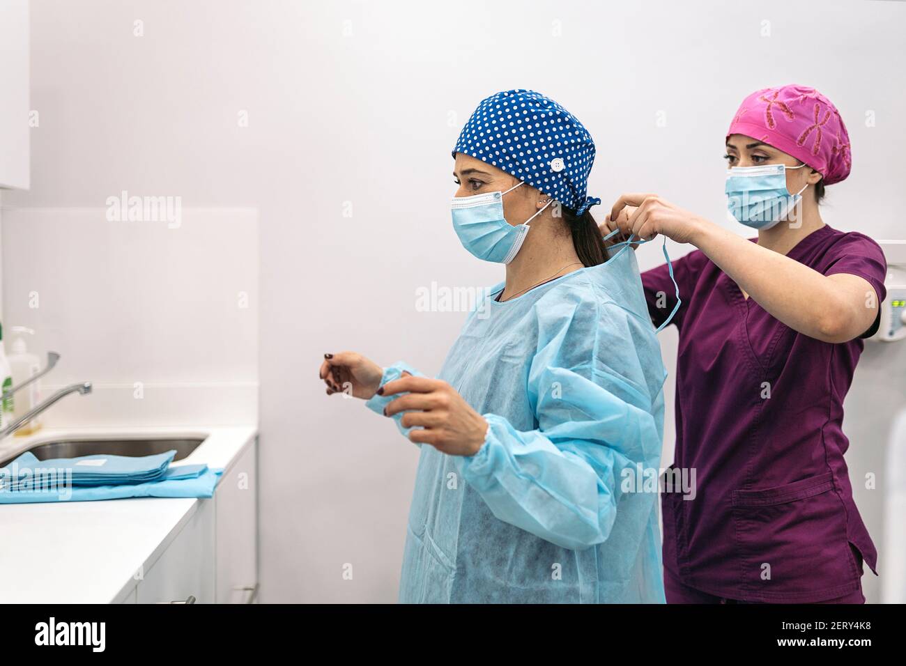 Woman wearing hair net hi-res stock photography and images - Alamy