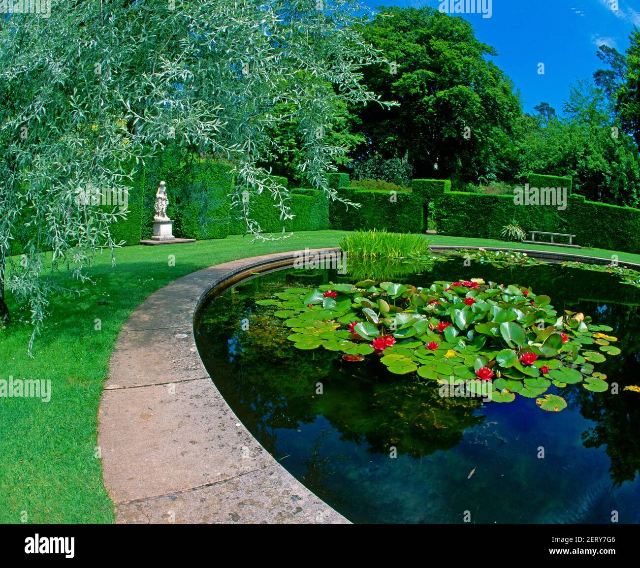 Circular water feature hi-res stock photography and images - Alamy