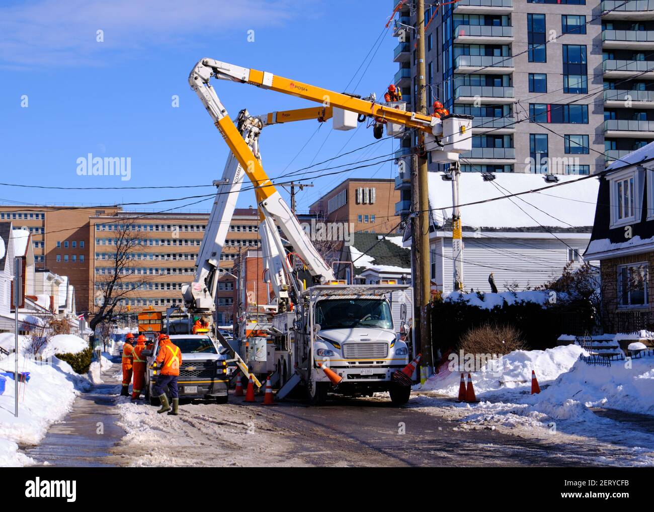 Overhead electrical wire hi-res stock photography and images - Alamy