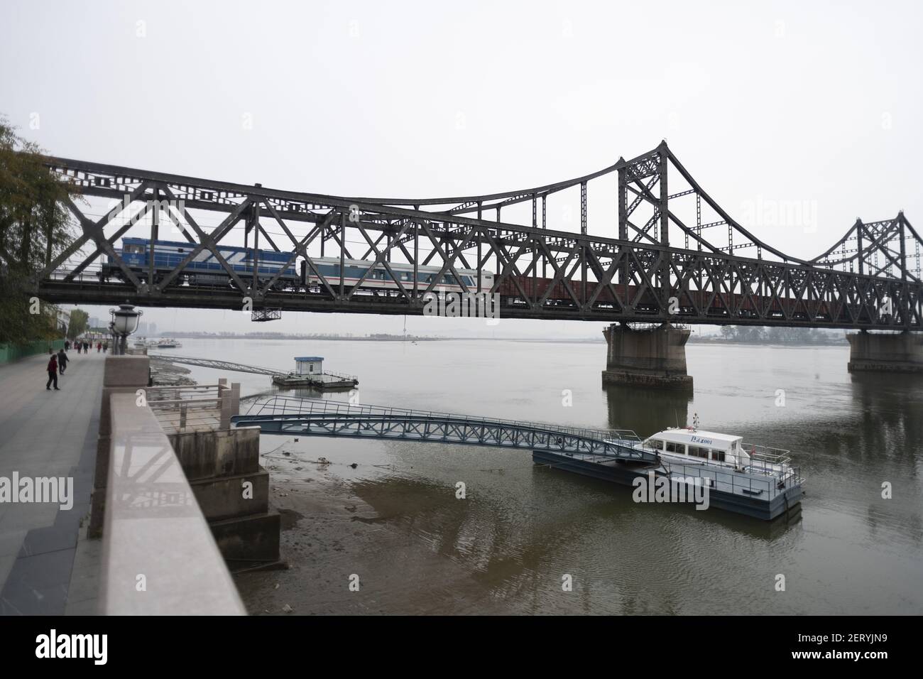 Sino korea friendship bridge and train hi-res stock photography and ...