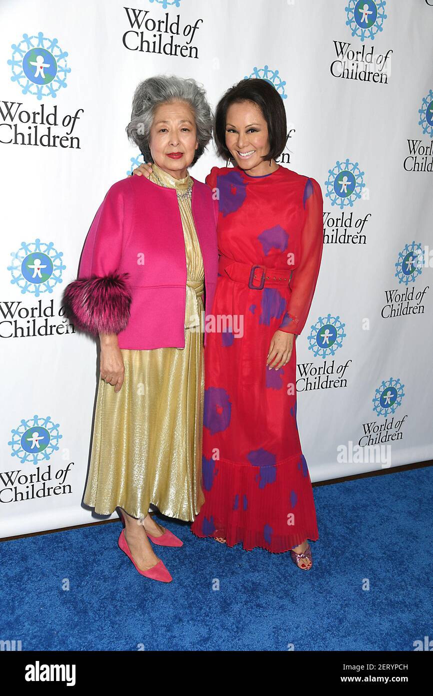 Alina Cho and her mother attend the 20018 World of Children Awards ...