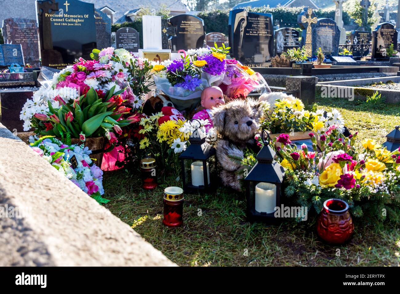 Child grave hi-res stock photography and images - Alamy