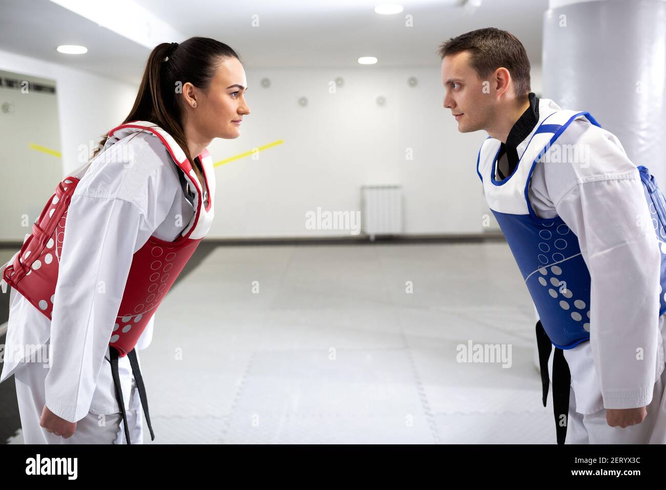 Martial arts bowing hi-res stock photography and images - Alamy