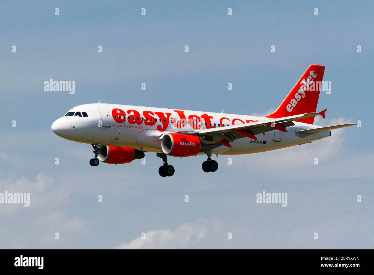 Easyjet plane flying, landing, Airbus A319 Stock Photo - Alamy
