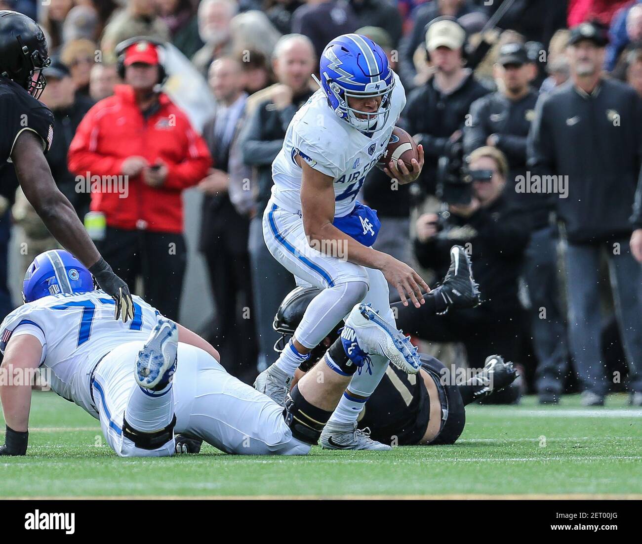 November 3, 2018: Air Force Falcons quarterback Isaiah Sanders (4 ...