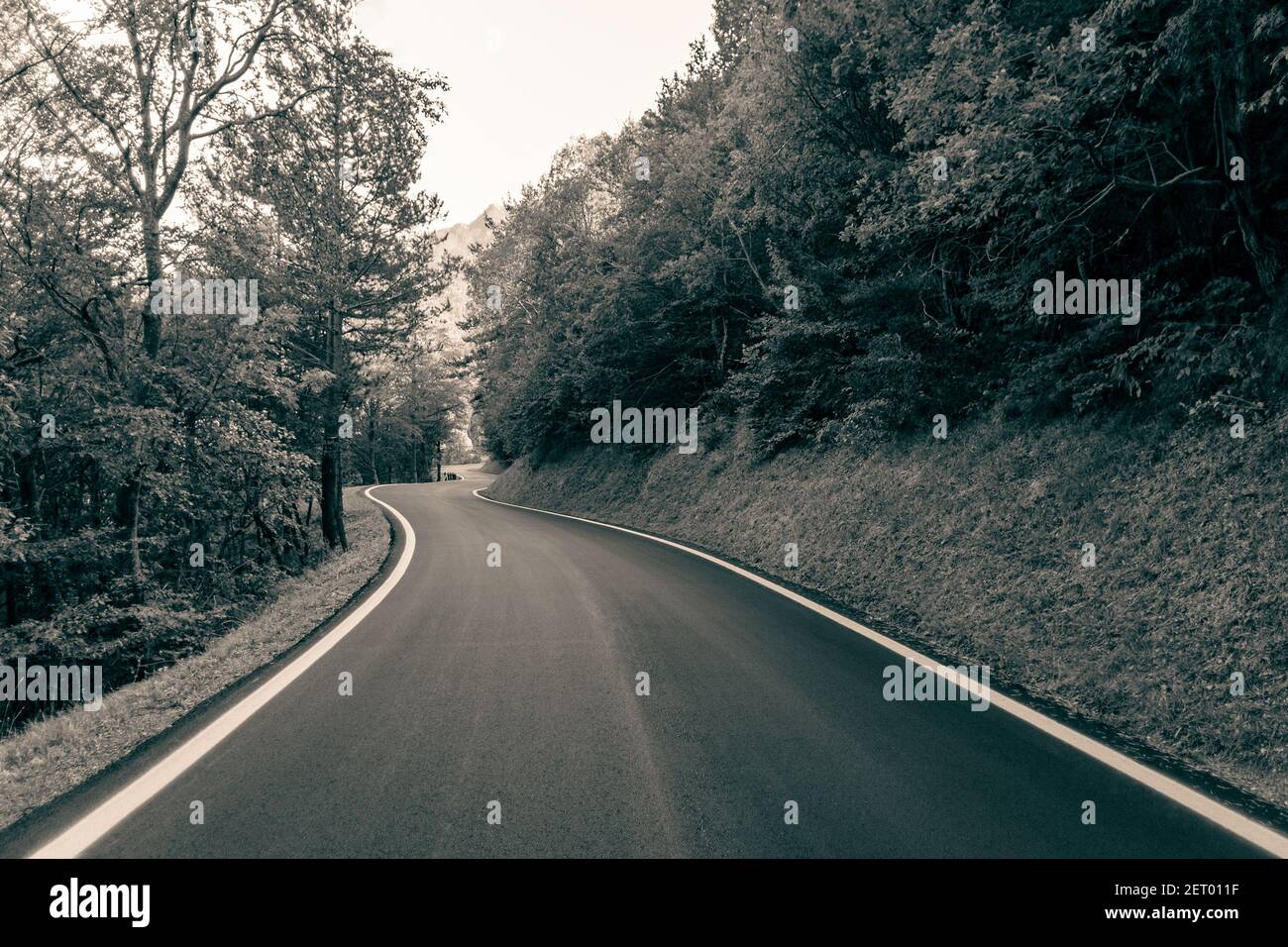 Empty road through mountains hi-res stock photography and images - Alamy