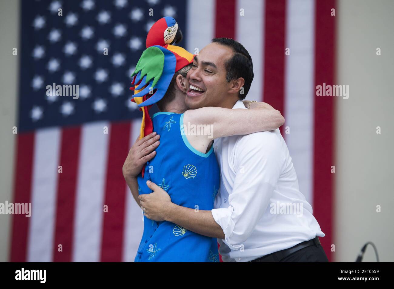 UNITED STATES - NOVEMBER 3: Juli‡n Castro greets Terrie Rizzo, chairman ...